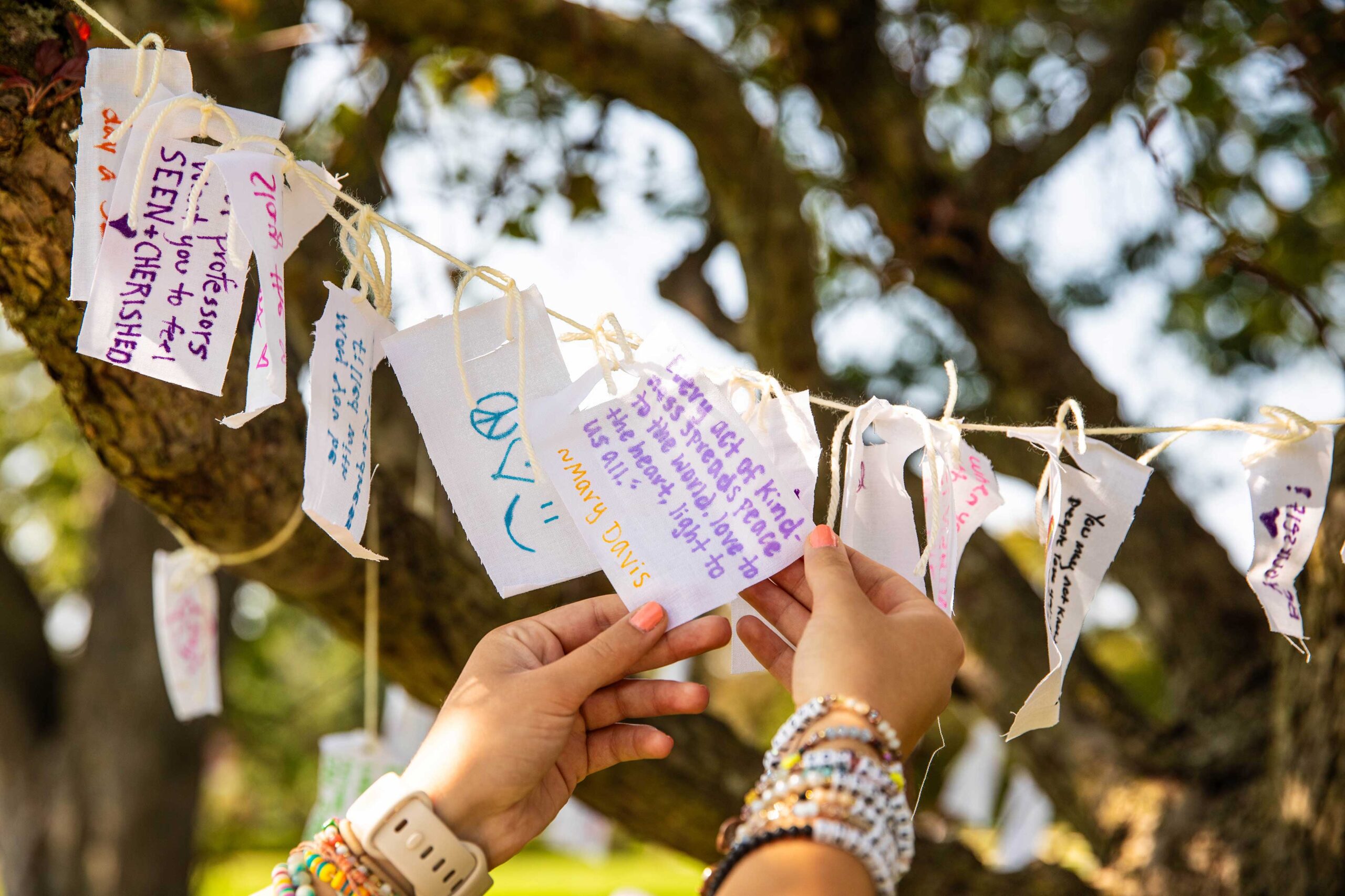 Random Acts of Kindness spreads peace, love and sunshine on campus ...